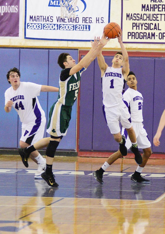 ジョーダン・テイトがニック・シルバからのリバウンドを奪う。 - マーサズ・ヴィニヤード・タイムズ